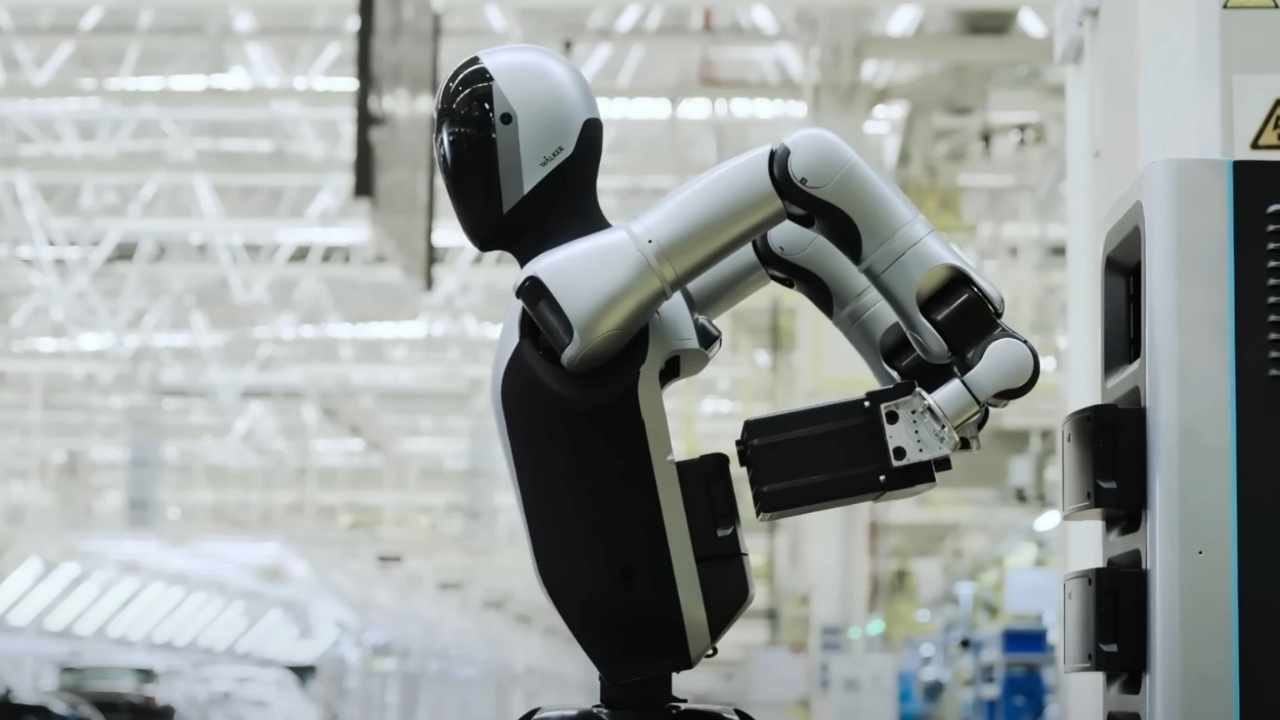 Walker S2 robot kendi bataryasını değiştirebiliyor